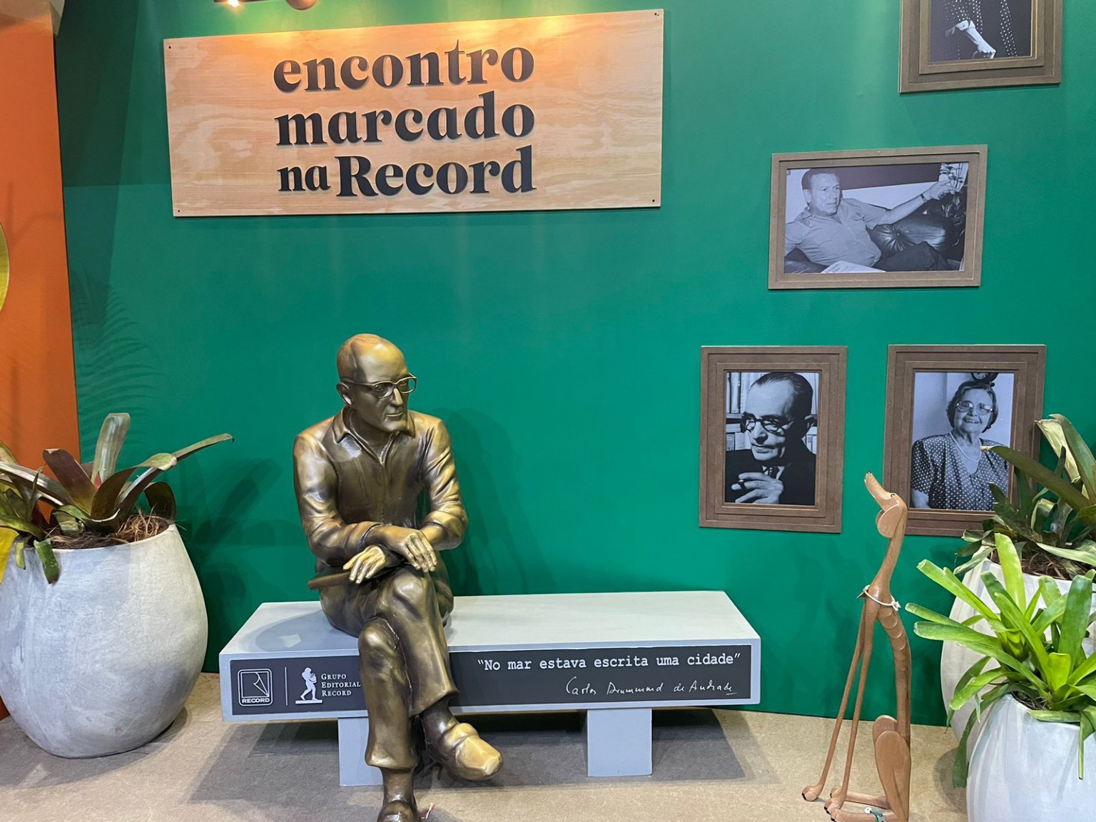 Record conquista prêmio em Bienal histórica - Grupo Editorial Record